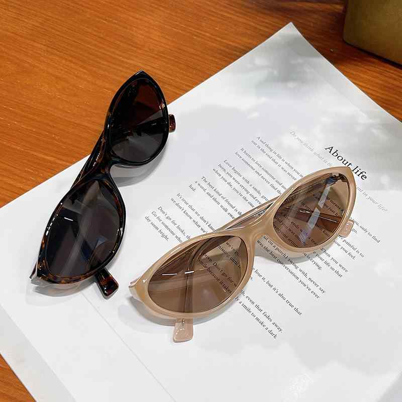 ・レンズカラー: 茶色・フレームカラー: ミルクホワイト・透過率分類: 3類・眼鏡構造: フルリム・UVカット: UV400・適用シーン: 日焼け防止、釣り、旅行、ファッション、運転、舞台、パーティー・流行の要素: リング・度付き対応: 対...