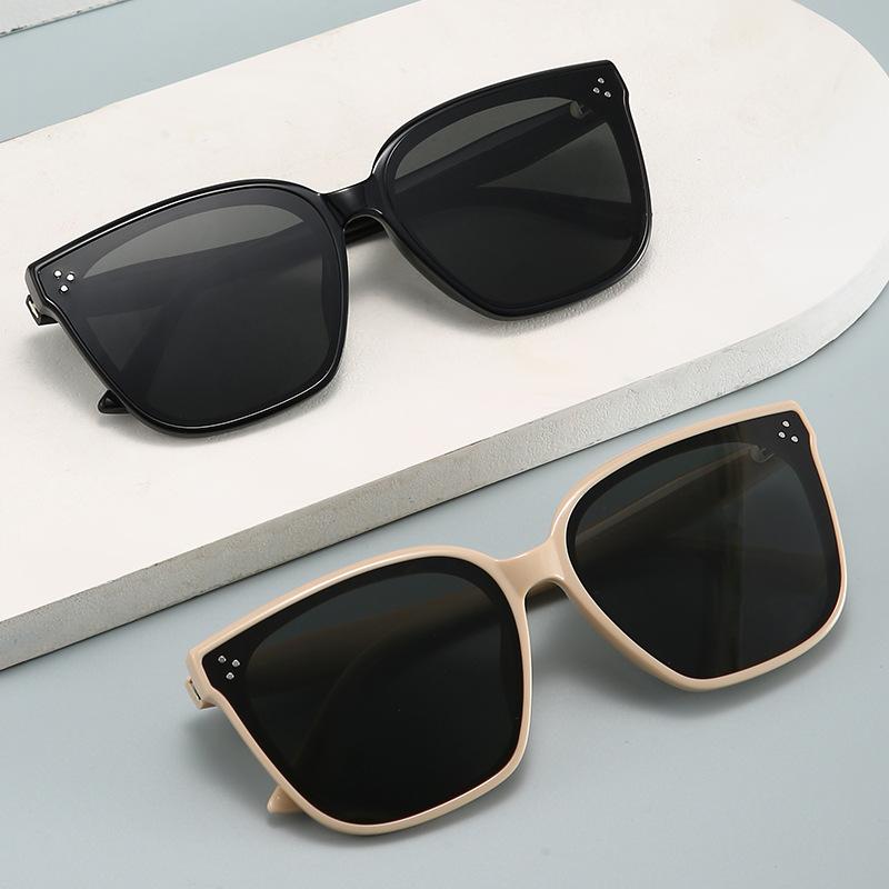 ・レンズカラー: グレー・フレームカラー: ブラック・可視光線透過率: カテゴリ3/遮光・眼鏡構造: フルフレーム・UVカット: UV400・適用シーン: 日焼け防止、釣り、旅行、アウトドアスポーツ、サイクリング、おしゃれ、運転、舞台演出、...