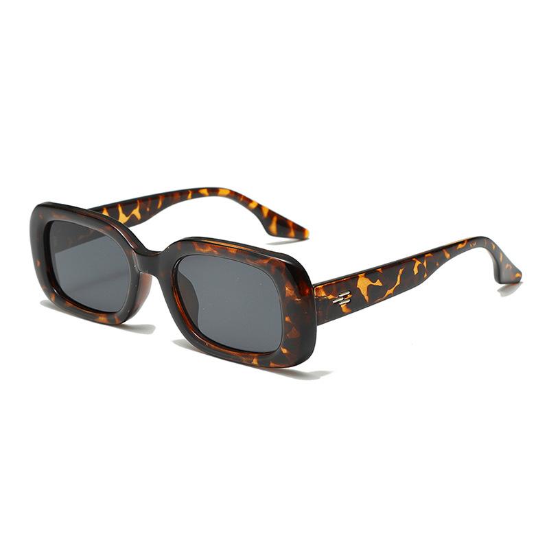 ・レンズカラー: グレー・フレームカラー: ブラック・透射比分類: 3類・眼鏡構造: フルリム・UVカット: UV400・適用シーン: 日焼け防止、外出、アウトドアスポーツ、ファッション、パーティー・流行要素: 四角形、幾何学・カラー: ブ...