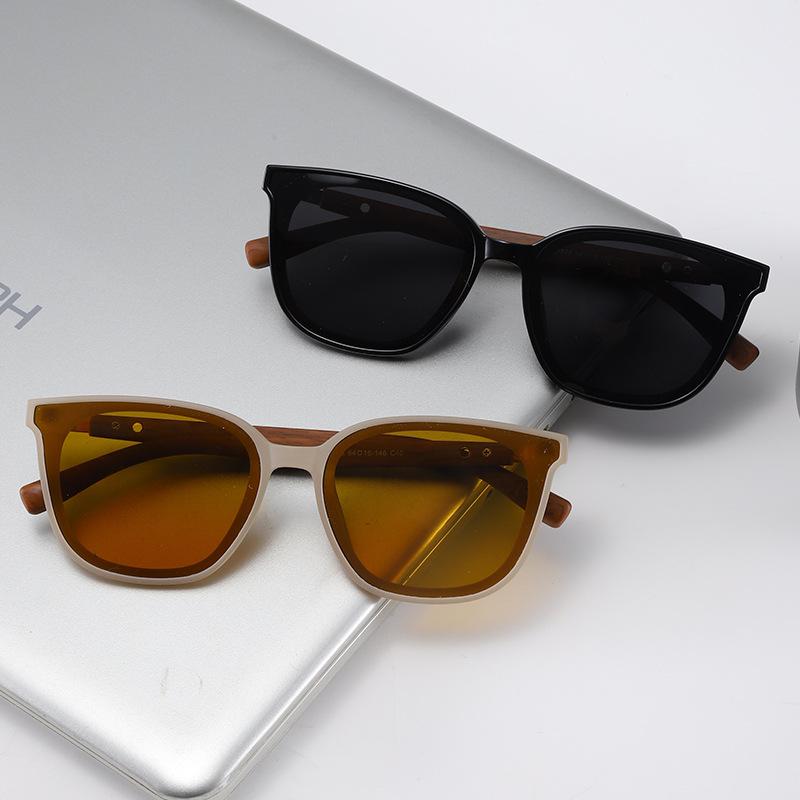 ・レンズカラー: グレー・フレームカラー: ブラック・UVカット: UV400・眼鏡構造: フルフレーム・シーン: 防晒、釣り、旅行、アウトドアスポーツ、サイクリング、おしゃれ、運転、舞台演出、パーティー・スタイル: シンプル・レンズ素材:...