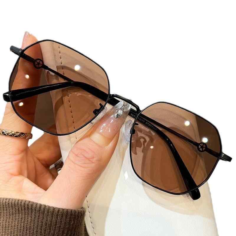 ・レンズカラー: グレー・フレームカラー: ゴールド・透過率分類: カテゴリー2・眼鏡構造: フルフレーム・UVカット: UV400・適用シーン: 日焼け防止、釣り、旅行、アウトドアスポーツ、サイクリング、おしゃれ、運転、舞台演出、パーティ...