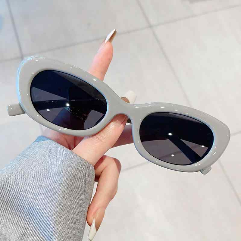 ・レンズカラー: グレー・フレームカラー: ブラック・可視光線透過率: カテゴリ3/サングラス・眼鏡構造: フルリム・UVカット: UV400・度付き対応: 不可・カラー: アイボリーホワイト、グレー、ブラック、レオパード柄・レンズ素材: ...