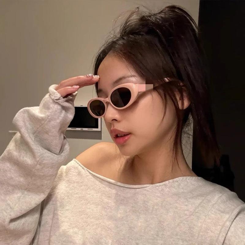 ・眼鏡構造: フルリム・UVカット: UV385・適用シーン: 日焼け防止、外出、ファッション、運転・カラー: ブラックフレーム/ブラックグレーレンズ、ピンクフレーム/ブラウンレンズ・スタイル: 個性、インス風、インフルエンサー風・対象: ...