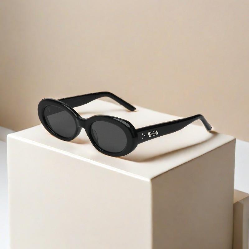 ・レンズカラー: グレー・フレームカラー: ブラック・透過率分類: 3・偏光: 対応・眼鏡構造: フルフレーム・UVカット: UV400・適用シーン: 日焼け防止、旅行、アウトドアスポーツ、ファッション、パーティー・流行の要素: 四角形・近...