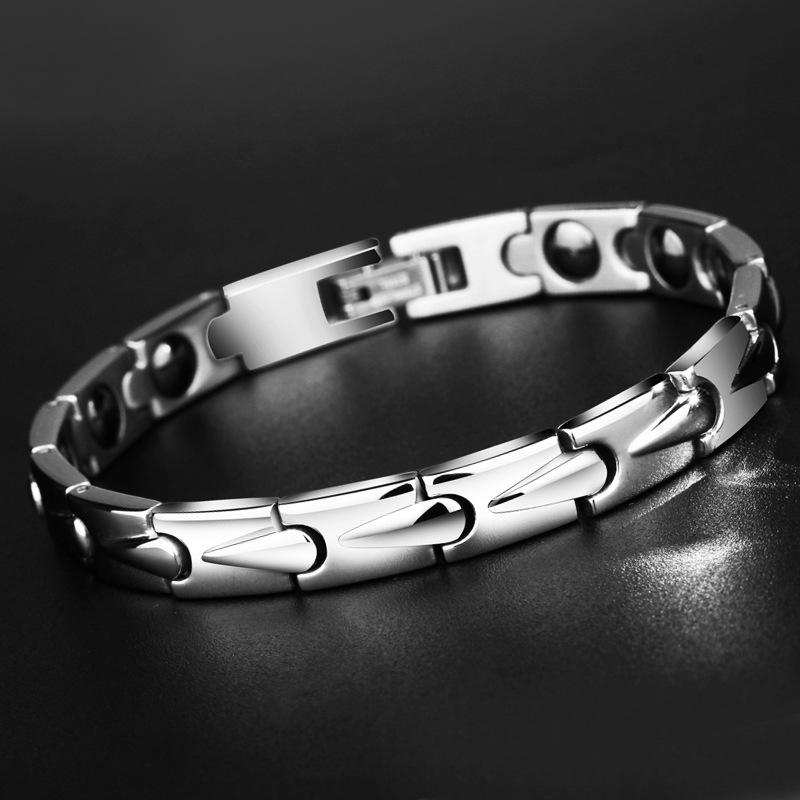 ・素材: チタン鋼・加工技術: 金メッキ・スタイル: メンズ・デザイン: 文字、数字、アルファベット・機能: 磁気・カラー: スチールカラー・サイズ: 長さ約21cm、幅約7mm、重さ約28g・モチーフ: 幾何学模様・カテゴリー: ブレスレ...