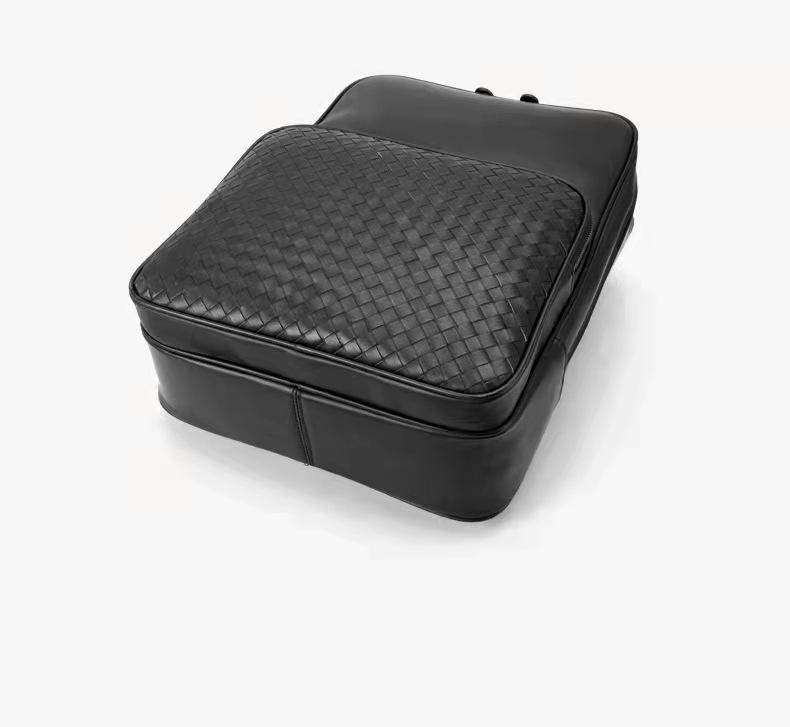 ・商品カテゴリ: リュックサック・バッグサイズ: 大・容量: 20～35L・内部構造: ファスナー付きポケット、仕切りファスナーポケット、PCポケット・開閉方法: ファスナー・素材: 本革・機能: 負担軽減・硬さ: 普通・柄: 無地・スタイ...