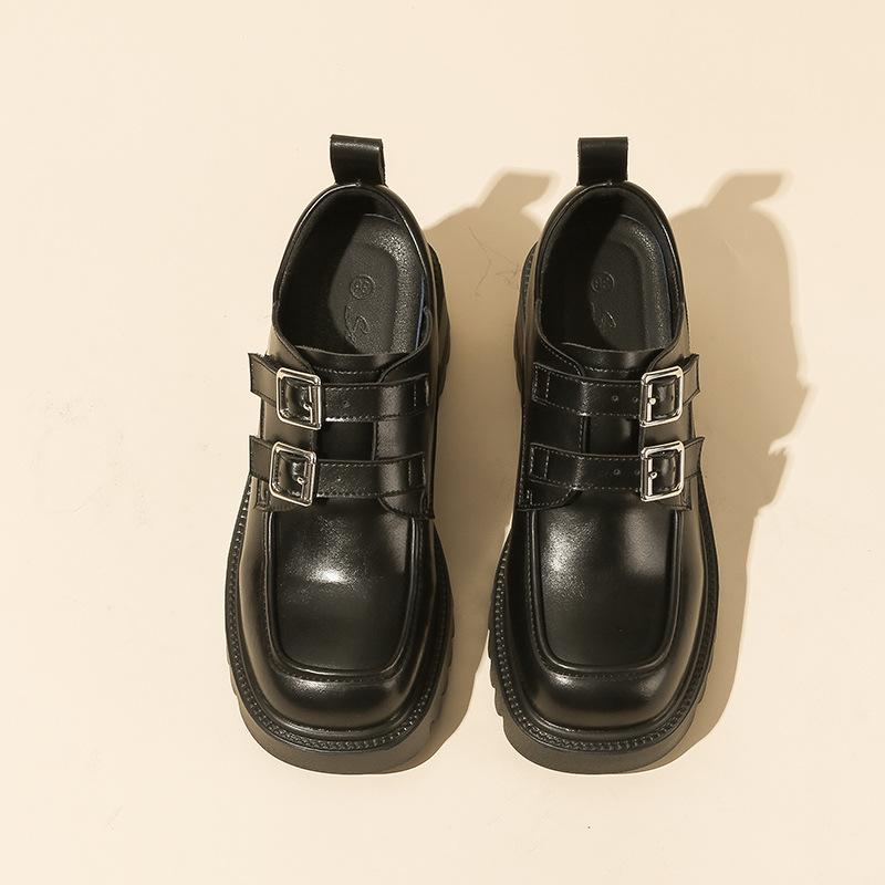 ・カラー: ブラック（マット、光沢）・サイズ: 34, 35, 36, 37, 38, 39, 40・流行の要素: 金属, 厚底, ストーム, レザー・つま先の形状: スクエアトゥ・スタイル: 韓国・アッパー素材: 牛革（スエードを除く）・...