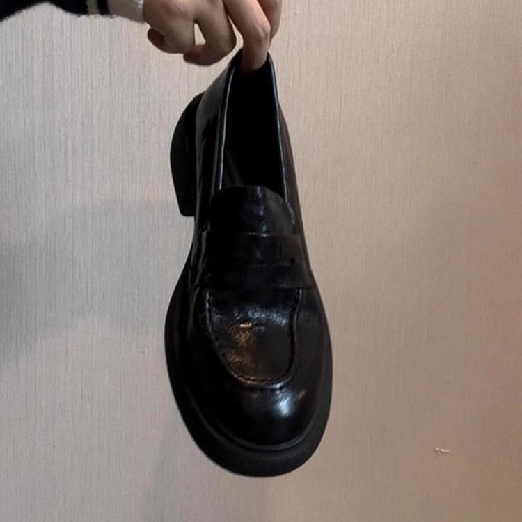 ・商品カテゴリ: ローファー・カラー: ブラック・サイズ: 35, 36, 37, 38, 39, 40・流行の要素: 太ヒール・靴のつま先の形状: ラウンドトゥ・スタイル: ブリティッシュ・アッパー素材: 牛革・皮革の特徴: 牛二層革・ヒ...