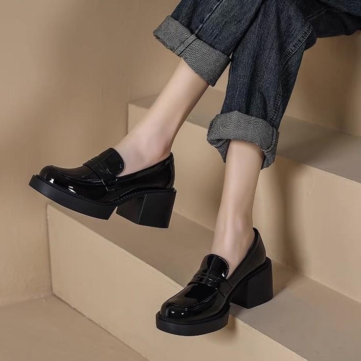 ・カラー: ブラック（漆皮、マット）・サイズ: 34、35、36、37、38、39・流行の要素: 太ヒール・靴のつま先の形状: ラウンドトゥ・スタイル: 韓国版・アッパー素材: マイクロファイバー・皮革の特徴: エナメル・ヒールの高さ: ハ...