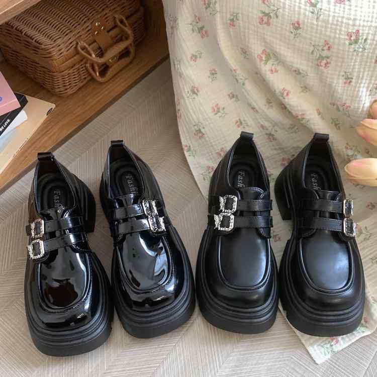 ・つま先の形状: ラウンドトゥ・素材: PU・スタイル: イギリス風・性別: 女性・ヒールの高さ: 3〜5cm・柄: 無地・シーズン: 春、夏、秋・カラー: 艶消しブラック、艶ありブラック・サイズ: 35、36、37、38、39、40・カテ...