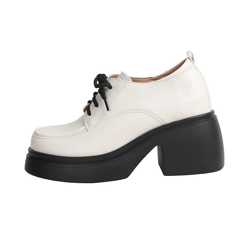 ・カラー: ブラック（マット、エナメル）、オフホワイト・サイズ: 33、34、35、36、37、38、39・流行の要素: 太ヒール、厚底、インヒール・靴のつま先の形状: ラウンドトゥ・スタイル: 学生・アッパー素材: マイクロファイバー・皮...