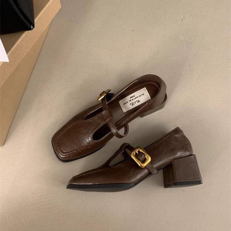 ・カラー: ブラック、ブラウン・サイズ: 35, 36, 37, 38, 39・流行の要素: 太めヒール・靴のつま先の形状: スクエアトゥ・スタイル: 韓国版・アッパー素材: PU・ヒールの高さ: ミドルヒール（3-5cm）・柄: 無地・対...