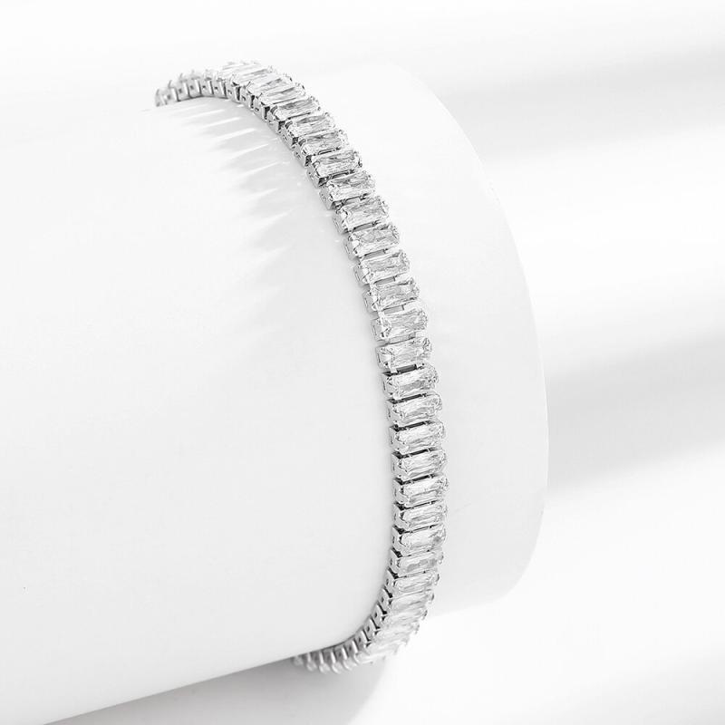 ・素材: 铜塑・造型: 几何型・カラー: 白金色・スタイル: 时尚OL・カテゴリ: 手饰・流行の要素: 环形、倒角方粒