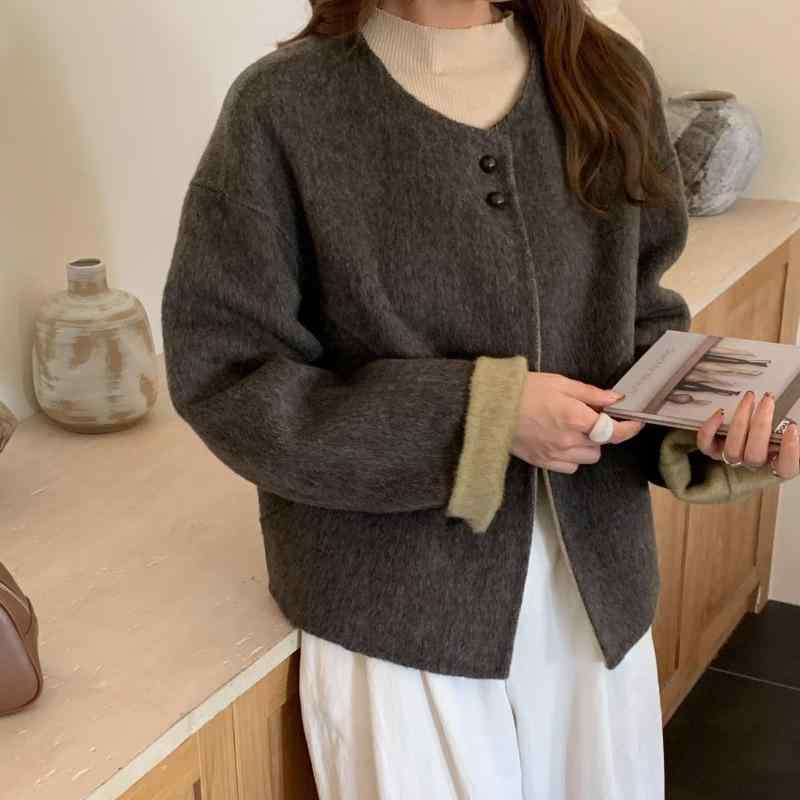 ・主な素材: 羊毛100%・柄: 無地・厚み: 超厚・シルエット: ストレート・着丈: 普通(50cm<着丈≤65cm)・ネックライン: ラウンドネック・袖丈: 長袖・袖口: 標準・カラー展開: グリーン、ネイビー、グレー・サイズ展開...