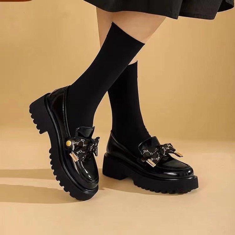 ・カラー: ブラック・サイズ: 35, 36, 37, 38, 39, 40, 41, 42, 43・流行の要素: 厚底ヒール・靴のつま先の形状: ラウンドトゥ・スタイル: ブリティッシュ・アッパー素材: PU・ヒールの高さ: ミドルヒール...