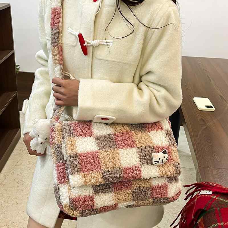 ・カラー: ピンク, ブルー・スタイル: スイート・素材: フェイクファー・バッグの形状: 横型・バッグのサイズ: 大・トレンド: 格子柄・裏地: ポリエステル・開閉方法: フラップ・バッグ内部構造: IDカード入れ・硬さ: ソフト・ストラ...