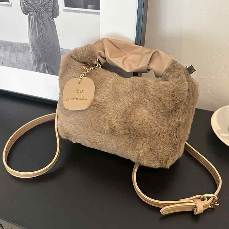 ・カラー: カーキ、ホワイト、ブラック、コーヒー・スタイル: 欧米風、レトロ・素材: 毛・バッグのスタイル: ボストンバッグ・バッグのサイズ: スモール・人気の要素: 毛、ステッチ・裏地の素材: PU・バッグの形状: 枕型・開閉方法: マグ...