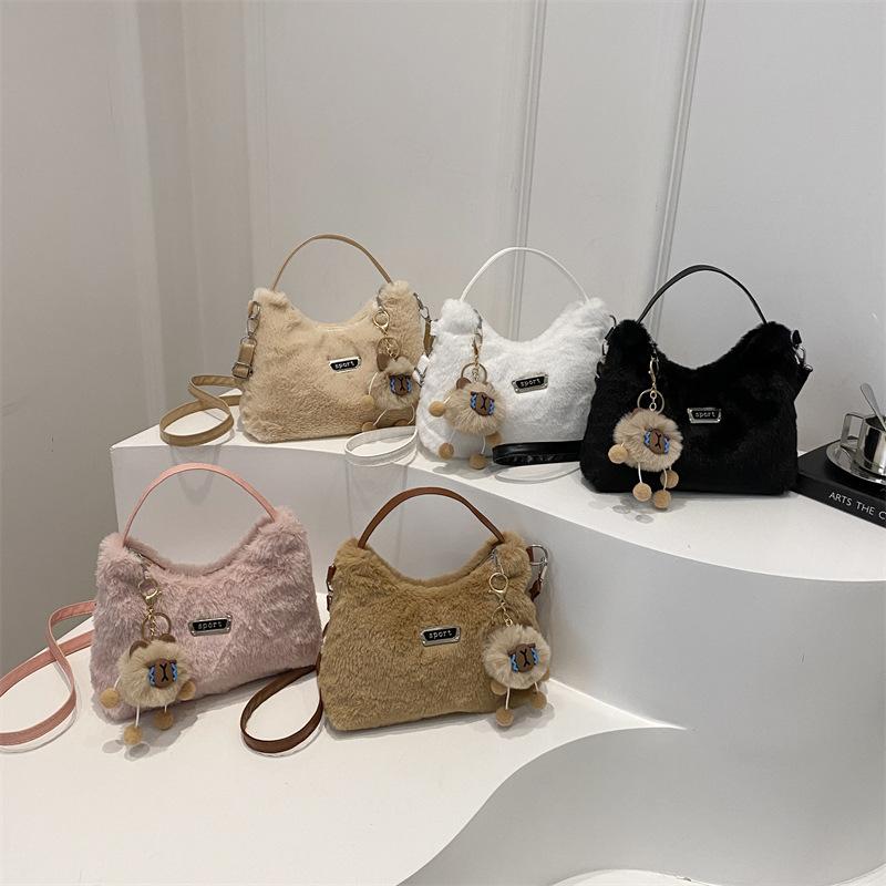 ・カラー: ブラック、ピンク、コーヒー色、ホワイト、カーキ色・スタイル: 都市的シンプル・素材: 毛绒・バッグのトレンドスタイル: 新月型バッグ・バッグのサイズ: 中・流行要素: 車縫線・裏地の質感: ポリエステル・バッグの形状: 横型・開...