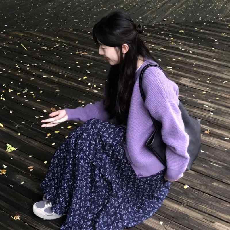・カテゴリ: 休闲套装・スタイル: 清新甜美、甜美风・主な素材: 涤纶（聚酯纤维）・主な素材含量: 50%（含）-70%（不含）・カラー展開: 紫色开衫、碎花半身裙、开衫+半身裙（套装）・サイズ展開: S、M、L、XL・袖型: 常规袖・袖丈...