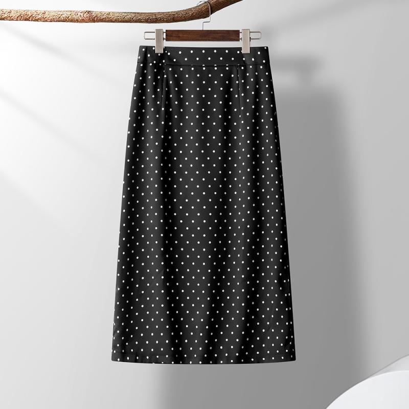 ・カテゴリ: スカート・柄: ドット・素材: サテン、スパンデックス30%以下・スカート丈: ミモレ丈・スタイル: コンサバ・カラー: ブラック、オフホワイト・サイズ: 26、27、28、29、30、31・スカートタイプ: タイト