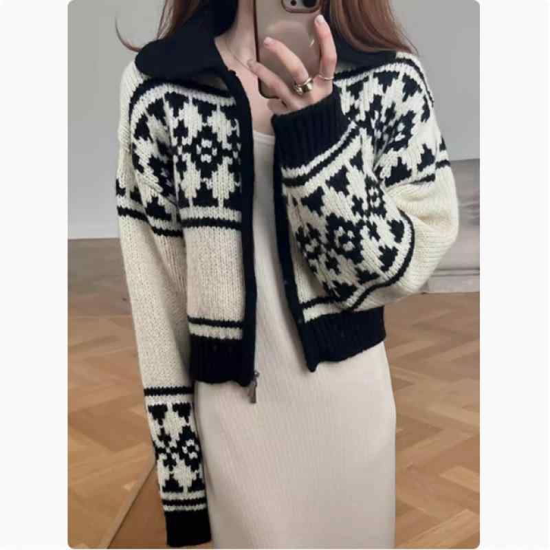 項目名: カテゴリ値: ニット 項目名: 柄値: 植物柄 項目名: 袖値: 長袖 項目名: ネックライン値: ハンギングネック 項目名: スタイル値: 都会的 項目名: 色値: 白、グレー 項目名: サイズ値: フリーサイズ 項目名: 袖の...