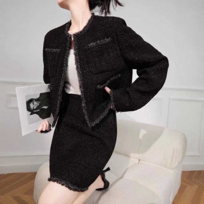 ・柄: 無地・スカート丈: ミニ・流行の要素: ポケット・素材: ポリエステル・主な素材の組成: 90-95%・カラー: ブラック（ジャケット+スカート）、ブラック（ジャケット）、ブラック（スカート）・サイズ: S, M, L, XL・スタ...