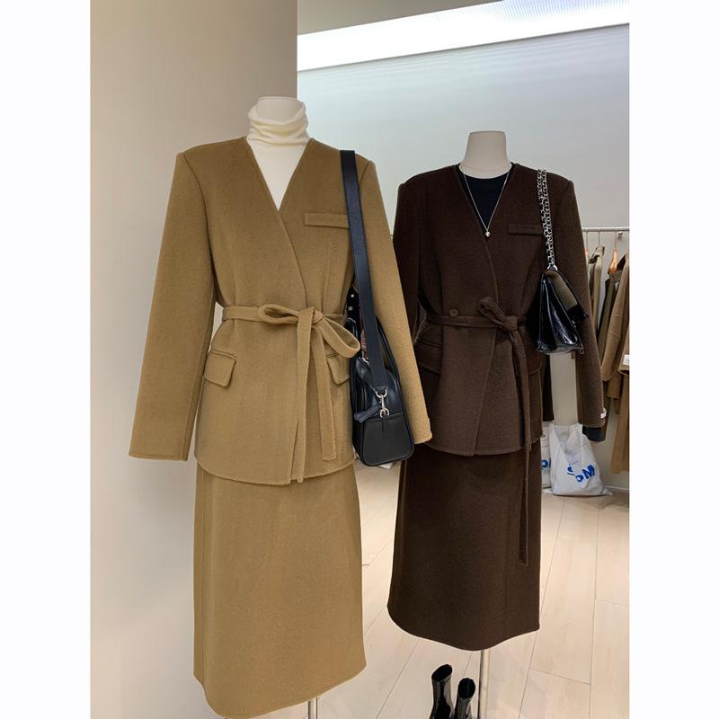 ・項目名: スカート丈・値: ミディアムロング・項目名: 素材・値: ウール・項目名: 主な素材の組成・値: ウール95%以上・項目名: カラー・値: 黄キャメル、灰青、コーヒー・項目名: サイズ・値: S、M・項目名: スタイル・値: 大...