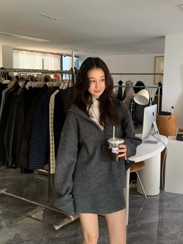 ・パンツ丈: ショートパンツ・加工: 起毛・素材: ウール、ポリエステル・カラー: ダークグレー・サイズ: S、M・スタイル: カジュアル・対象: レディース・袖丈: 長袖・袖のタイプ: レギュラー袖・カテゴリ: カジュアルセットアップ・ウ...