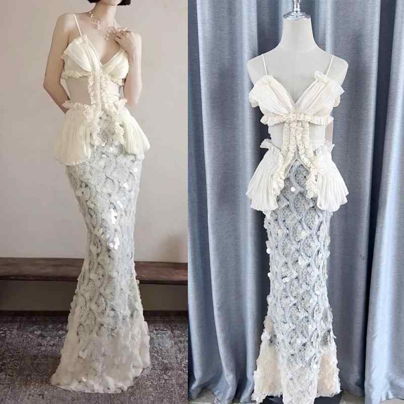 ・スカート丈: ロング・スタイル: エレガント・素材: ポリエステル・カラー: トップス（プリーツ加工）、スカート（スパンコール）・サイズ: S、M、L・袖丈: ノースリーブ・セット内容: スカート、トップス・要素: 無地