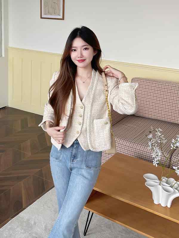 ・柄: 無地・流行要素: ボタン・加工: 拼贴/拼接・生地: ポリエステル繊維・主な素材: ポリエステル・混紡率: 30〜50%・カラー: 气质米（ベスト、アウター）・サイズ: S、M、L・スタイル: エレガント、通勤・セット内容: トップ...