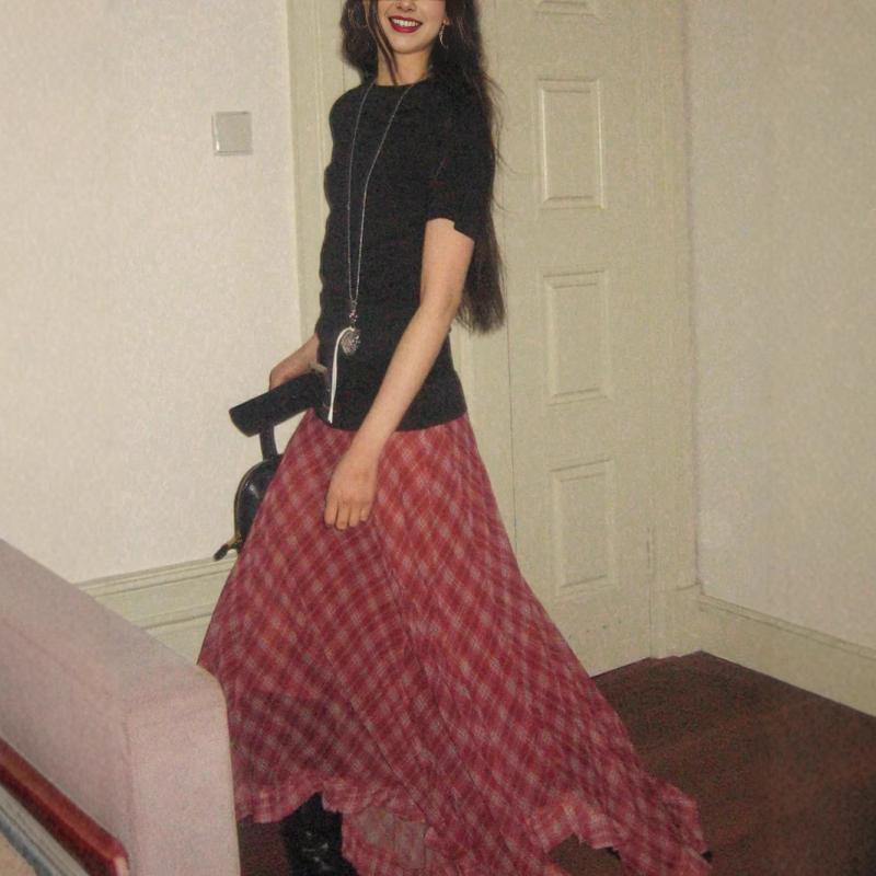 ・柄: ストライプ、格子柄・技法: コラージュ、パッチワーク・生地: シェニール・主素材: スパンデックス・主素材2: ポリエステル・スカート型: 不規則・スカート丈: ミモレ丈・流行のデザイン: フリル・カラー: ブラック、レッド・サイズ...