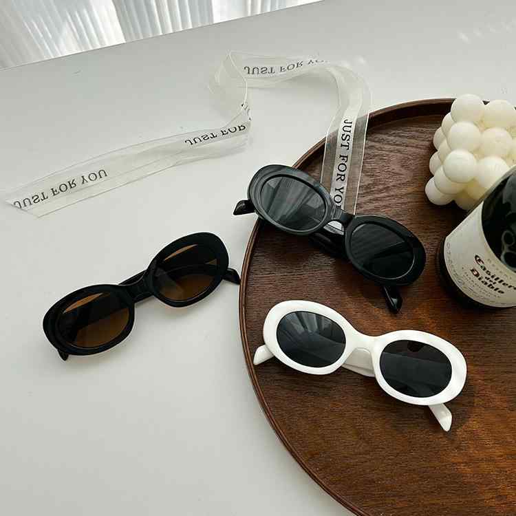 ・フレームタイプ: フルリム・フレームカラー: ホワイト、ブラック・レンズカラー: グレー、ブラウン・スタイル: INS風・レンズ素材: ポリカーボネート・フレーム素材: プラスチック・眼鏡の形状: 楕円・スタイル分類: 個性・透過率: 3...