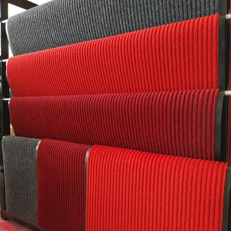 ・項目: 素材・値: プラスチック・項目: 形状・値: 長方形・項目: 柄・値: ストライプ・項目: 洗濯・値: 水洗い・項目: カラー・値: 鮮やかな赤, 暗い赤, グレー・項目: サイズ・値: 幅0.9m（メートル数指定）, 幅1.2m...