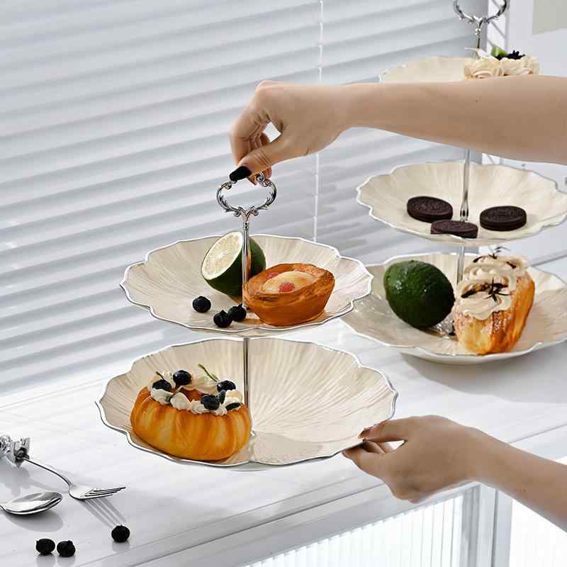 ・素材: プラスチック・カテゴリ: 果物かご・カラー: クリームホワイト（銀縁）、透明ホワイト（金縁）、透明グリーン（金縁）、透明ブラウン（金縁）・種類: 荷葉ケーキ皿2段、荷葉ケーキ皿3段、五弁ケーキ皿2段、五弁ケーキ皿3段、三弁ケーキ皿...