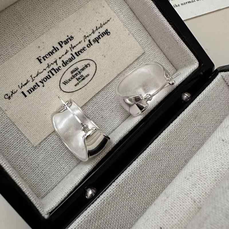 ・素材: 銅・形状: U形・表面処理: 電気メッキ・カラー: シルバー・スタイル: INS風・対象: レディース・アイテム: イヤリング・流行要素: なし・カテゴリー: 個性派