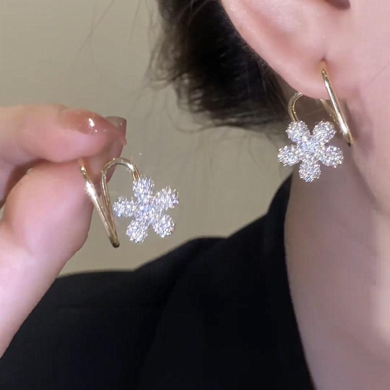 ・素材: 銅・デザイン: 花・加工技術: ジルコン象嵌・流行要素: 花柄・スタイル: 軽奢風・対象: レディース・商品カテゴリ: イヤリング