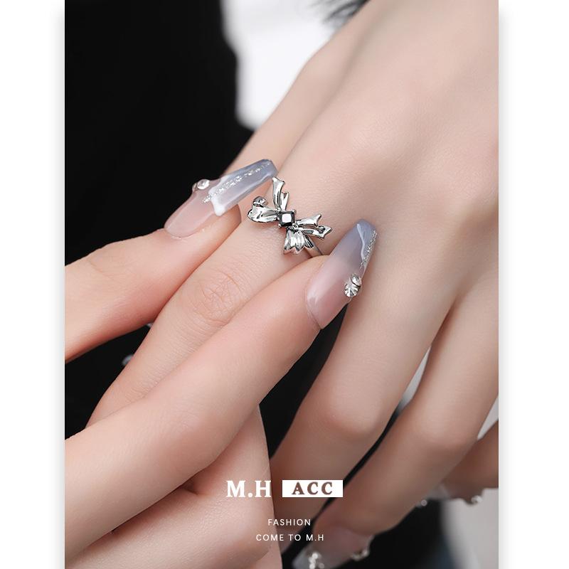 項目名: 種類値: リング、指輪 項目名: 素材値: 合金 項目名: デザイン値: 蝶結び 項目名: 加工方法値: 電気メッキ 項目名: スタイル値: 女性用 項目名: カラー値: シルバー 項目名: 流行要素値: 蝶結び 項目名: カテゴ...