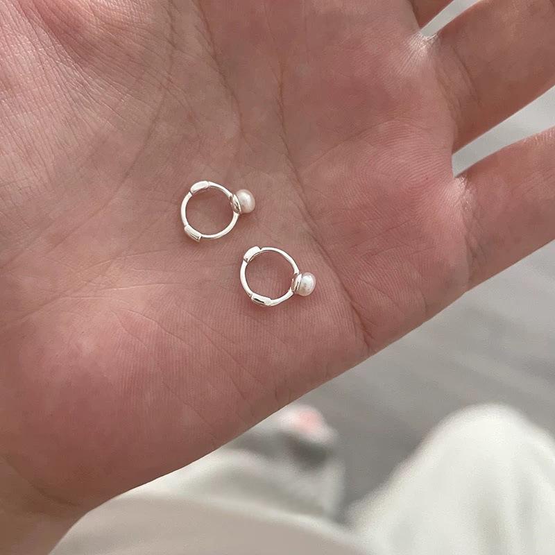 ・素材: シルバー・モチーフ: 幾何学・加工: 電気メッキ・カラー: シルバー・純度: 925シルバー・デザイン: リング・スタイル: INS風、個性派・対象: 女性・種類: イヤリング・重量: 大 約0.8g/小 約0.72g