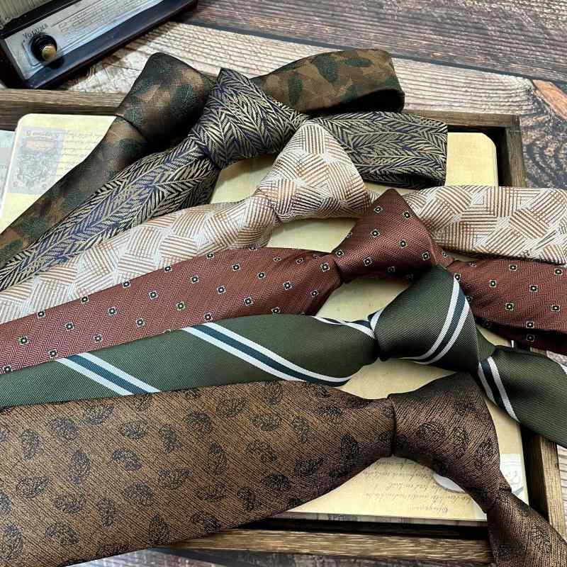 ・カテゴリ: 領帯・スタイル: カジュアル・対象: 成人男性・素材: ポリエステル繊維・柄: 花柄・カラー: 1号 暗红藍羽毛, 2号 棕色绿羽毛, 3号 咖色金羽毛, 4号 米白金羽毛, 5号 绿色橘羽毛, 6号 藏青红羽毛, 7号 白棕...