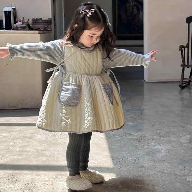 ・対象: キッズ・スタイル: プリンセス・セット内容: スカート、トップス・袖丈: ノースリーブ・フード: 無し・厚さ: 厚手・柄: 無地・素材: 綿・留め具: プルオーバー・カラー: ベージュのキャミソールワンピース、グレーのトップス・サ...