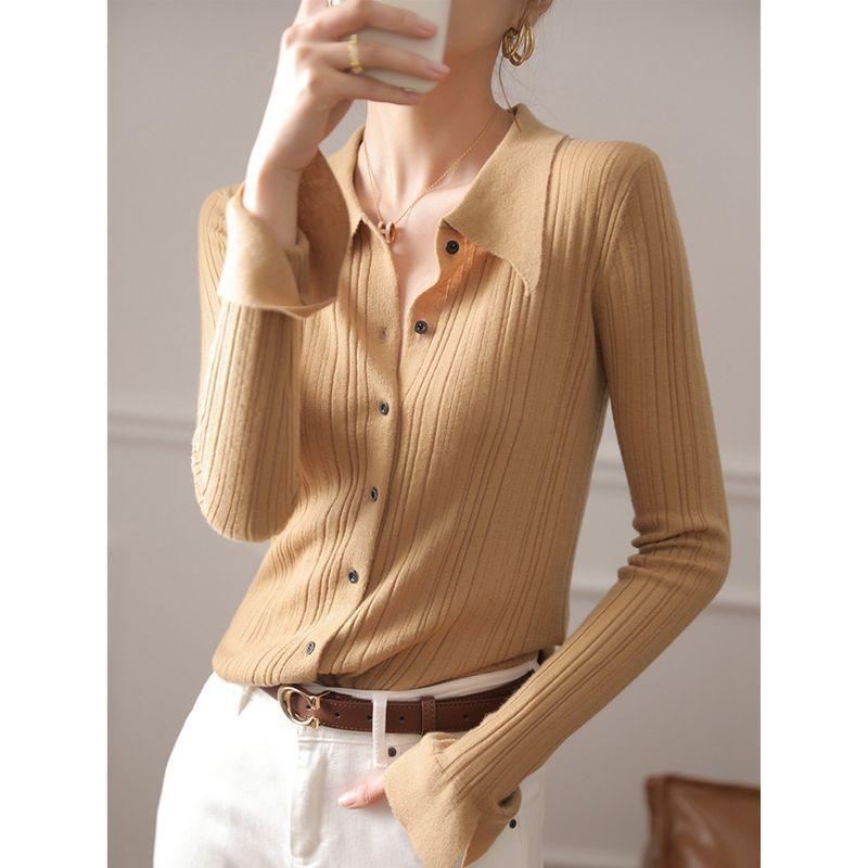 text: ・カテゴリ: ニット text: ・主な素材: アクリル text: ・袖丈: 長袖 text: ・袖のタイプ: プリンセススリーブ text: ・ネックライン: ポロネック text: ・カラー: キャメル、ホワイト text...