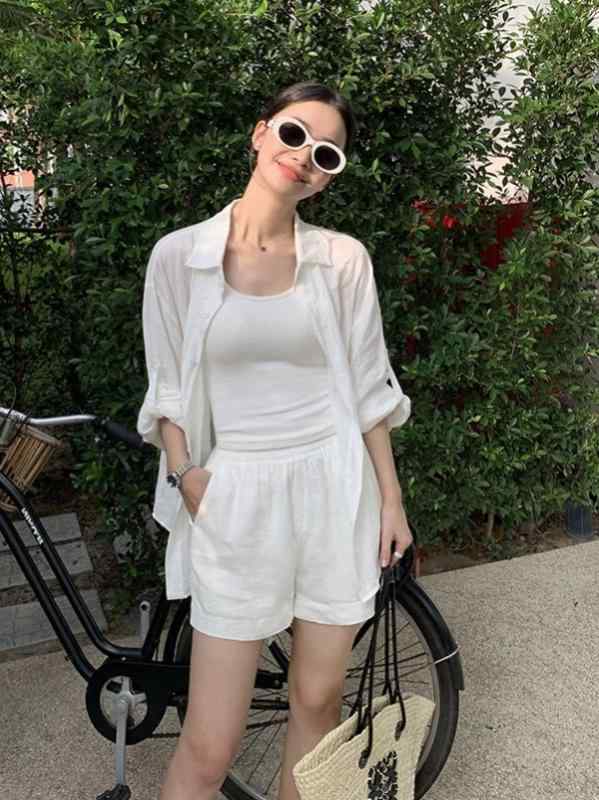 ・素材: 麻、綿・柄: 無地・スタイル: ベーシック・袖丈: 長袖・フィット: ルーズ・着丈: ミドルロング(65cm超80cm以下)・ネックライン: ポロネック・袖のタイプ: レギュラー袖・ポイント: ボタン・カラー: ホワイト、ブルー、...