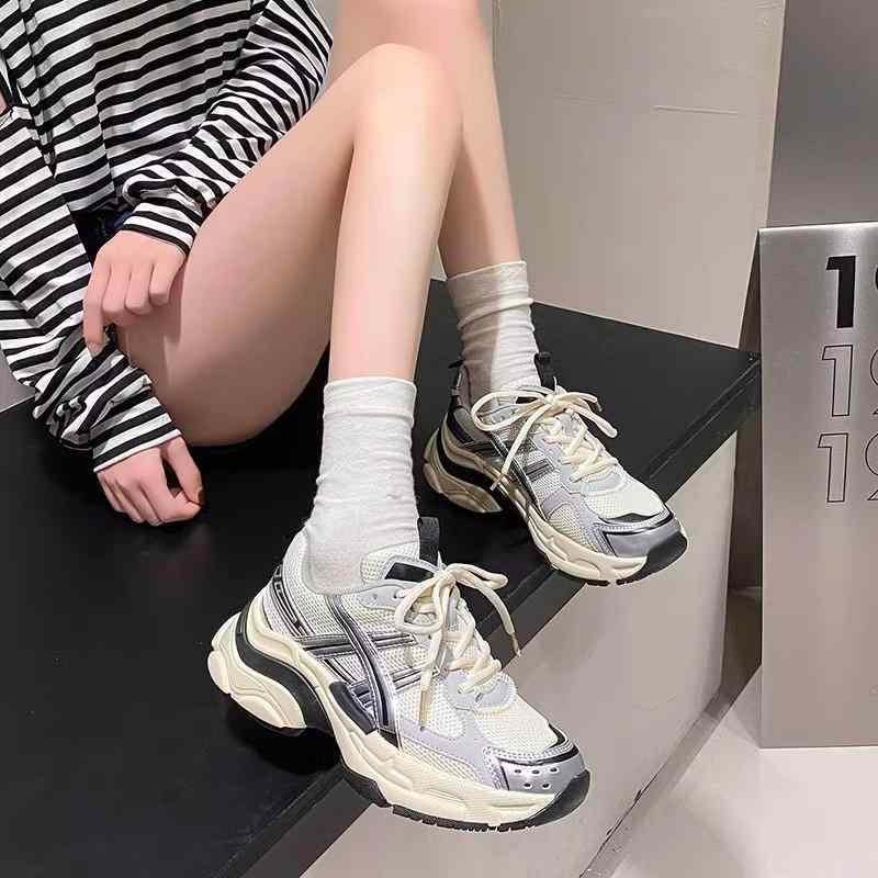 ・商品カテゴリ: スニーカー・スタイル: 韓国風・対象: 女性・アッパー素材: マイクロファイバー+メッシュ・流行の要素: クロスストラップ・つま先の形状: ラウンドトゥ・ヒールの高さ: ミドルヒール(3-5cm)・カラー: シルバー・サイ...