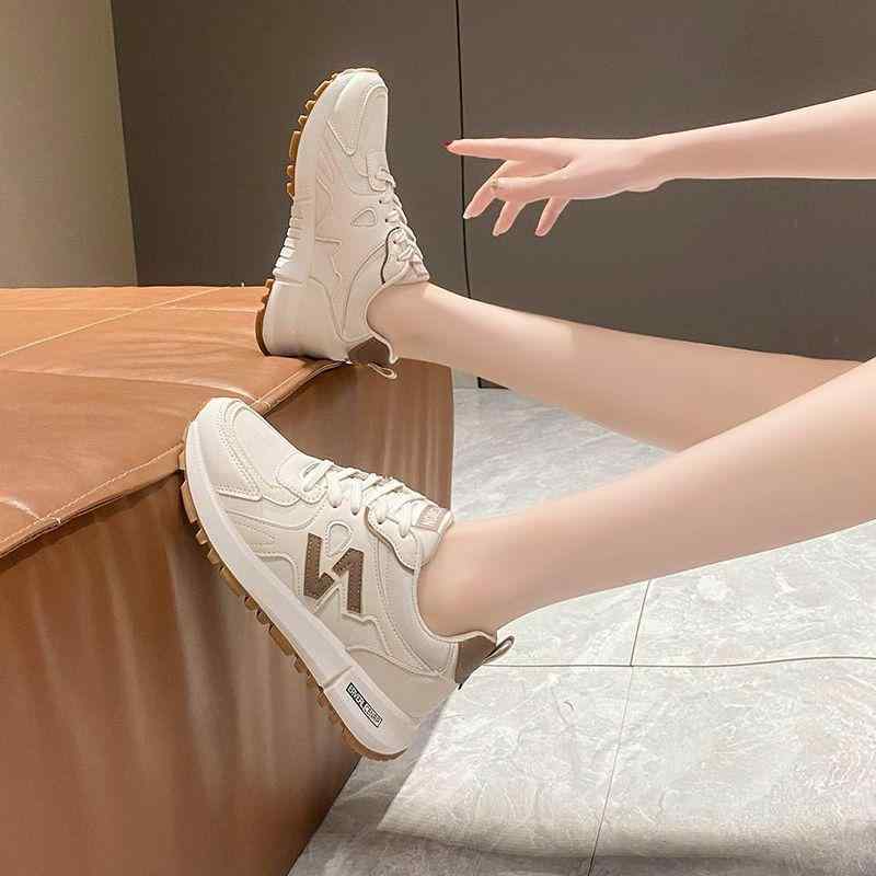 項目名: カテゴリ値: スニーカー 項目名: スタイル値: 韓国風 項目名: 対象値: 女性 項目名: 靴の素材値: メッシュ 項目名: 人気要素値: 浅履き、厚底、クロスストラップ 項目名: つま先の形状値: ラウンドトゥ 項目名: ヒー...