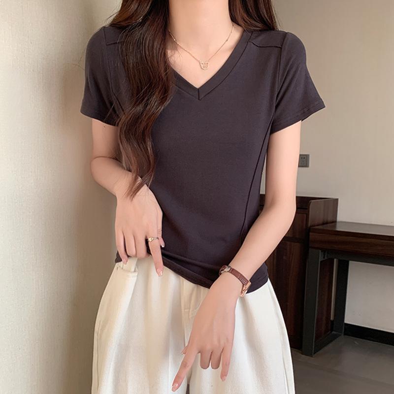 ・カテゴリ: Tシャツ・スタイル: 韓系風、日韓休闲・主な素材: ポリエステル30-50%・柄: 無地・ネックライン: Vネック・袖丈: 短袖・袖型: 通常袖・フィット感: スリムフィット・着丈: 短め（40-50cm）・カラー展開: ブラ...