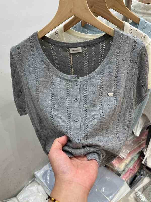 ・カテゴリ: ニット・スタイル: エレガント・袖丈: ノースリーブ・着丈: ミドル丈・柄: 無地・素材: その他・カラー: グレー, ベージュ, ブルー・サイズ: フリーサイズ・タイプ: カーディガン・シルエット: Aライン・ボタン: シン...