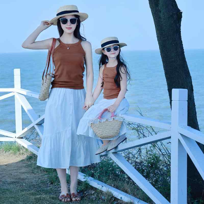 ・対象: 女性・親子服の種類: Tシャツ・スタイル: 韓国風・生地: 柔らかい加工・柄: 無地・素材: 綿96%・安全レベル: B類・色: キャラメル色トップス、グレー色トップス、白スカート・対応身長: 90cm、100cm、110cm、1...