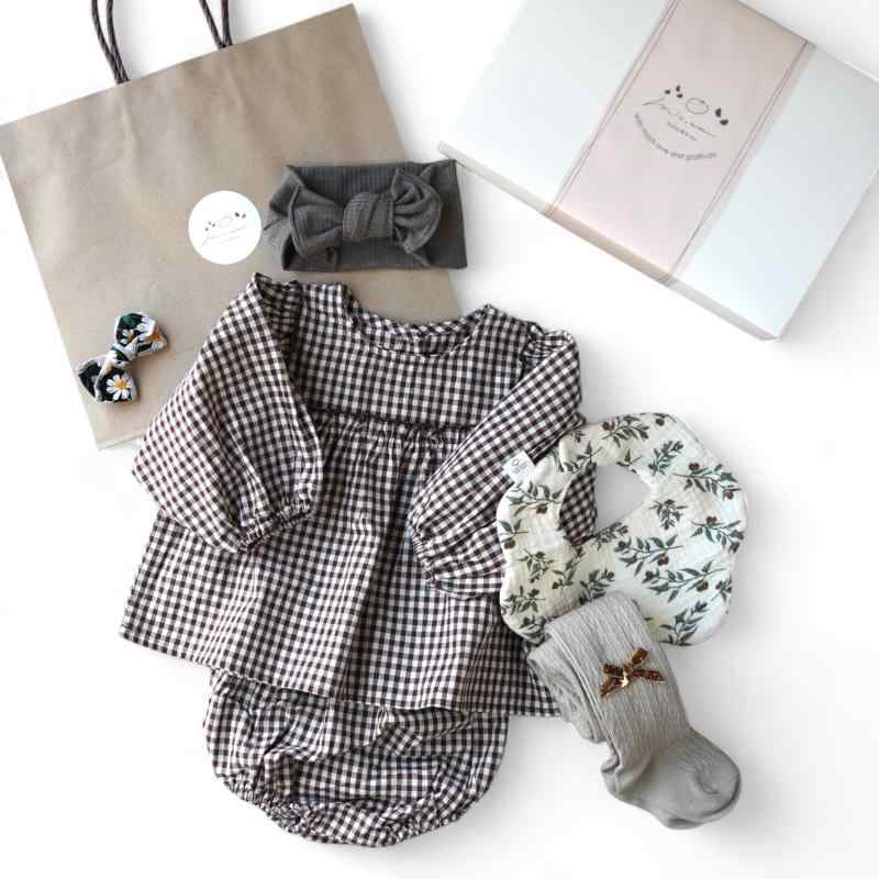 [mic.an] 出産祝い 女の子 ベビー服 80 セット スタイ ロンパース ラッピング 手提げ袋付き ミックアン【出産祝いに最適な5点セット(80サイズ)】赤ちゃんの可愛さを引き立てるウェアと小物をおしゃれにコーディネート【ギンガムチェ...