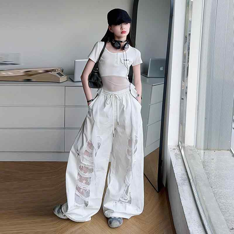 ・カテゴリ: パンツ・スタイル: カジュアル・主な素材: 綿80%・対象: ガールズ・性別: 女児・パンツ丈: 長ズボン・股開き: なし・ウエスト: 中・柄: 無地・その他: モデル写真あり・カラー: 白・サイズ: 120, 130, 14...