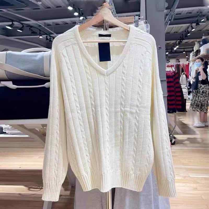 ・素材: アクリル・袖丈: 長袖・ネックライン: Vネック・カラー: グレー、ネイビー、ダークブラウン、ベージュ、ライトブラウン・サイズ: フリーサイズ・スタイル: スイート、ガーリー・カテゴリ: ニット、セーター・袖のタイプ: レギュラー袖